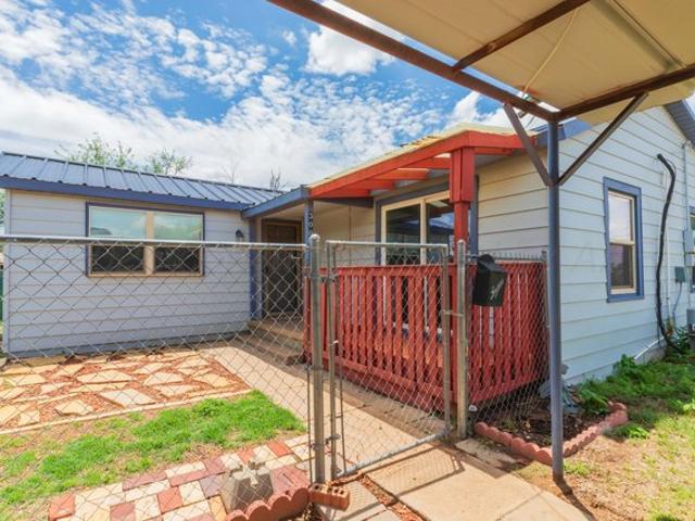 300 S Maxwell Ave, Tulia, TX 79088