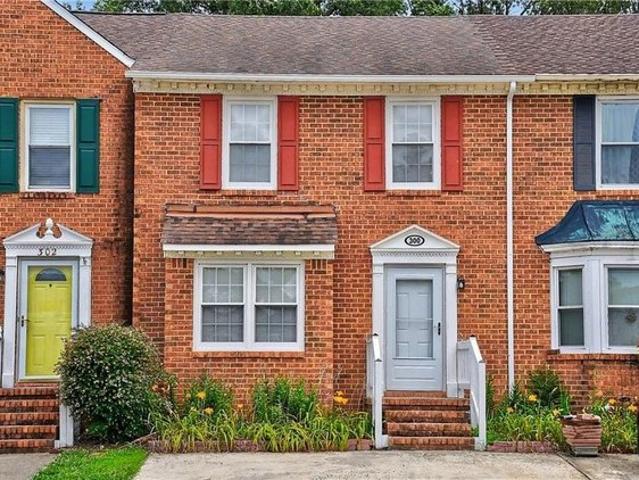 300 San Roman Dr, Chesapeake, VA 23322