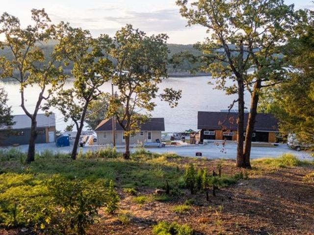 300 Scrolling Rd, Reeds Spring, MO 65737