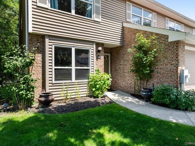300 Pond View Ln, Smithtown, NY 11787