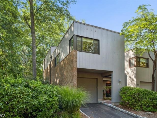 300 Pond Ct