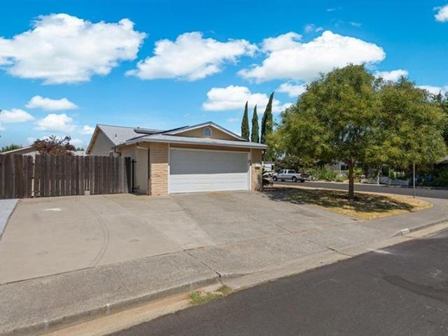 300 Ponderosa Dr, Vacaville, CA 95687