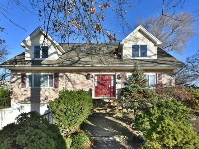 300 Pennsylvania Ave, Mineola, NY 11501