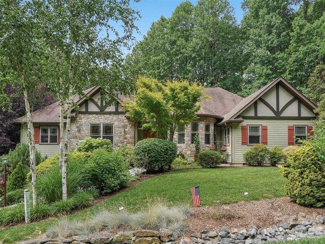 300 Pinnacle Peak Ln, Flat Rock, NC 28731