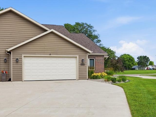 300 Prairie Bluff Dr, Sergeant Bluff, IA 51054