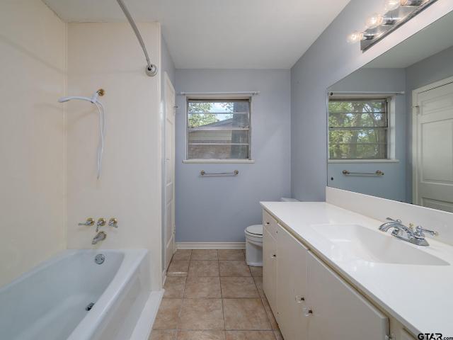 300 Robert E Lee Dr, Tyler, TX 75703 | MLS #26009
