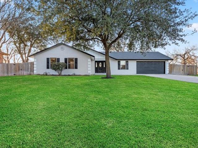 300 Ridge Crest Dr, Seguin, TX 78155