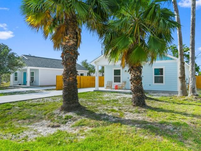 300 Rustic Oak Ln, Rockport, TX 78382
