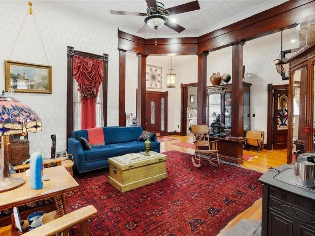 300 W 6th Street