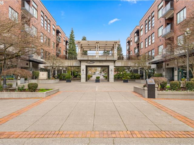 300 W 8TH ST # 305