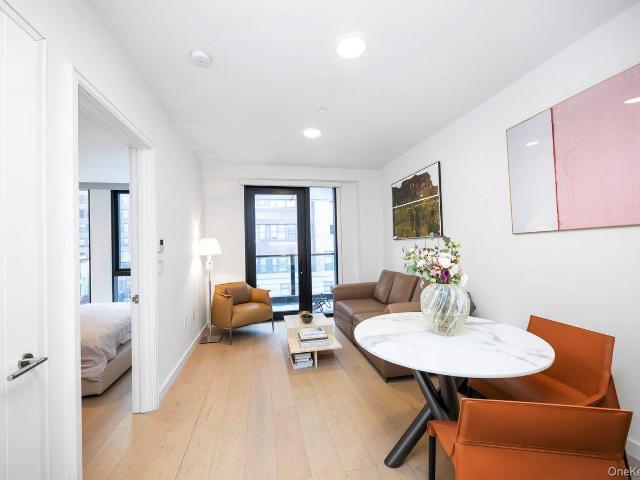300 W 30th Street 4D