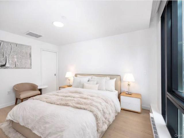 300 West 30th Street, Unit 10D
