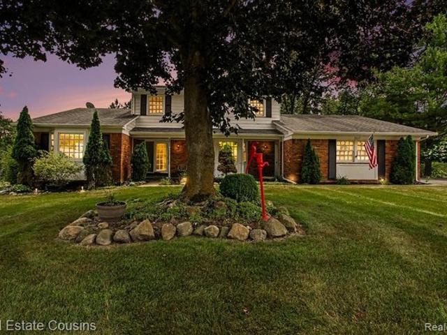 3017 Old Orchard Dr, Brighton Township, MI 48114
