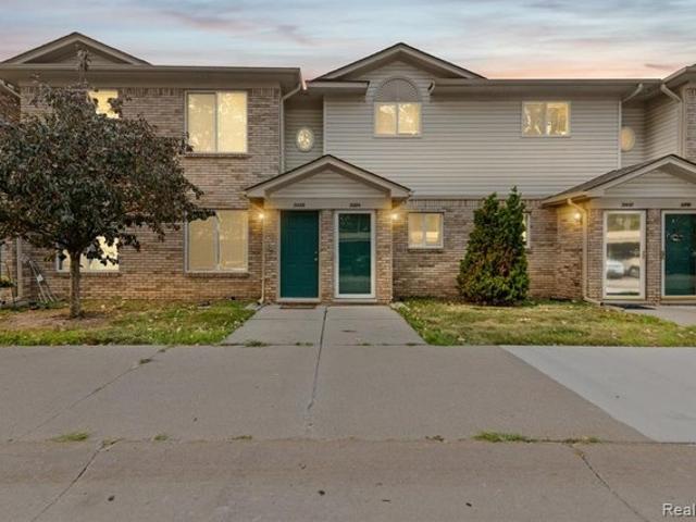 30184 Wedgewood Cir, Roseville, MI 48066