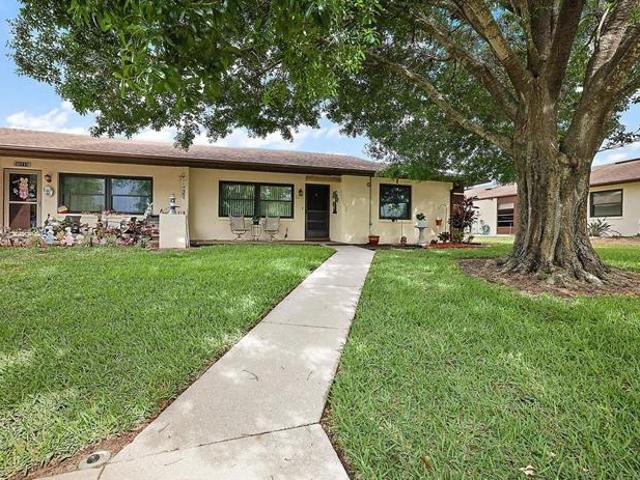 30113 Robin Ln, Tavares, FL 32778