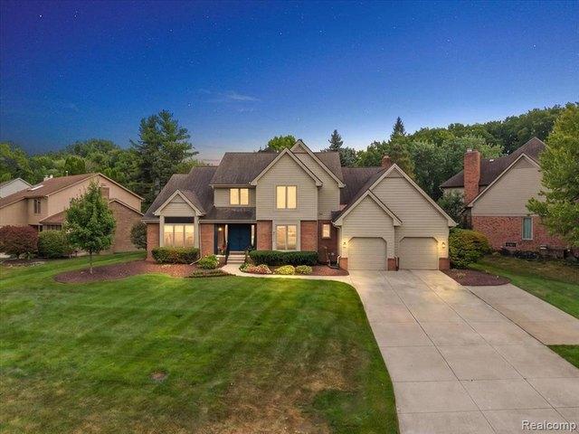 30111 White Hall Dr, Farmington Hills, MI 48331
