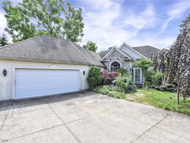 30111 Bonnie View Dr, Wickliffe, OH 44092