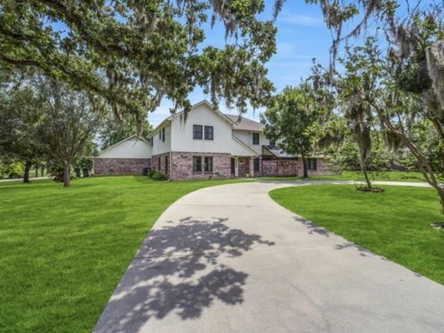 3011 Willow Oak Ln, Sealy, TX 77474