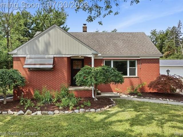 30129 Fairfax St, Southfield, MI 48076