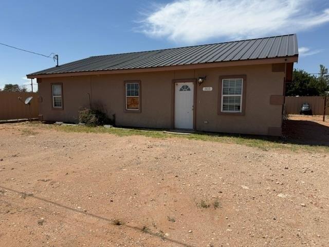 301 303 W 2nd St, Wickett, TX 79788
