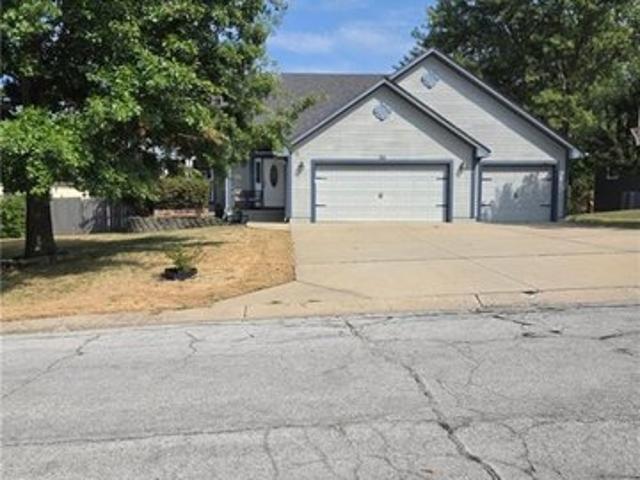 301 Andrea Ln, Harrisonville, MO 64701