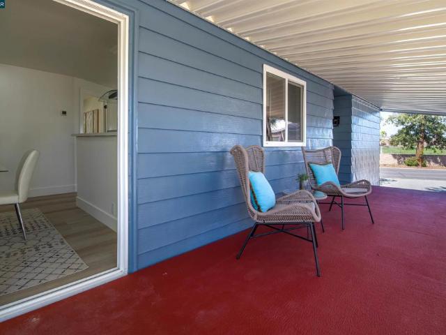 301 Avenida Flores
