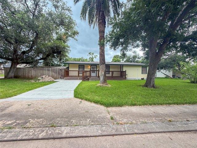 301 Azalea St, Lake Jackson, TX 77566