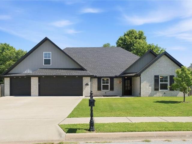 301 Grand Ct, Siloam Springs, AR 72761