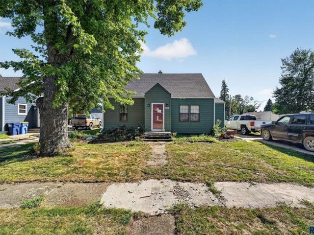 301 E 4th Ave, Lennox, SD 57039