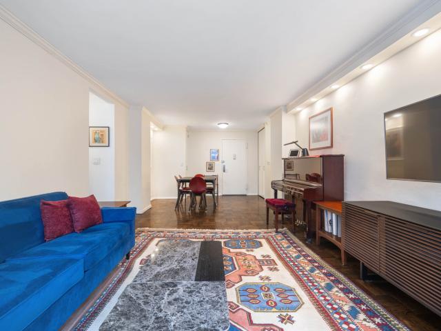 301 E 69TH Street 4K