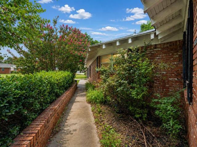 301 E Ridgewood Drive