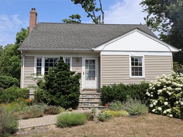 301 Foster Ave, Sayville, NY 11782