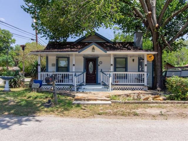 301 Holly Ave, Luling, TX 78648