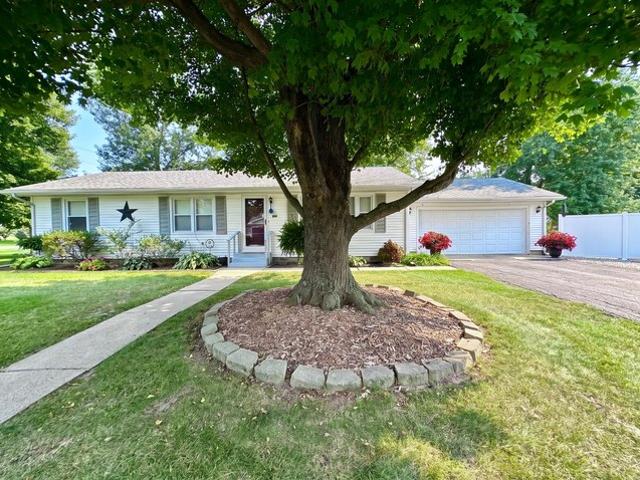 301 Hosselton St SW, Clay City, IL 62824