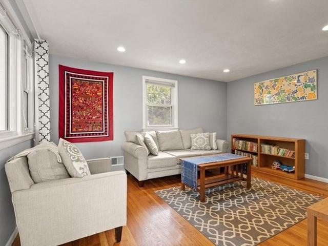 301 Hardy Pond Rd, Waltham, MA 02451