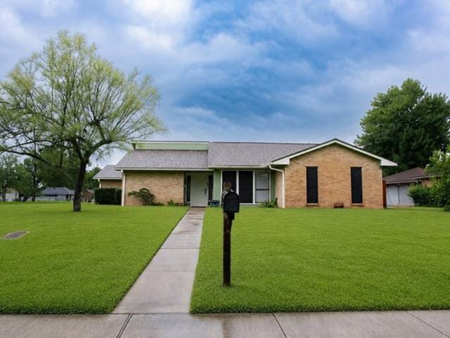 301 Lotus St, Lake Jackson, TX 77566