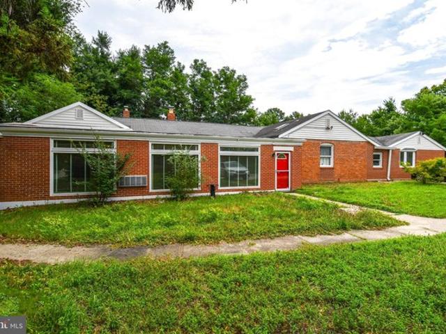 301 Loureiro Ln, Oxon Hill, MD 20745