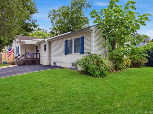 301 Laurel Rd, Northport, NY 11768