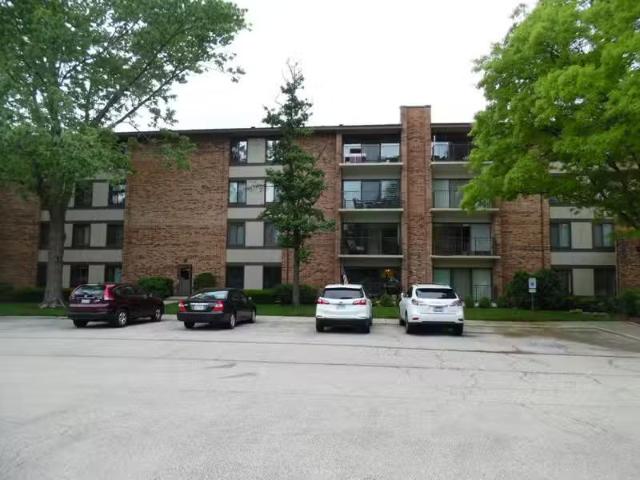 301 LAKE HINSDALE DR APT 209, WILLOWBROOK, IL 60527 Single Fam.