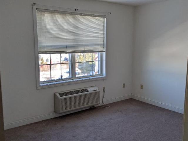 301: Large+Sunny _Bed Apt near from Commuter Rail