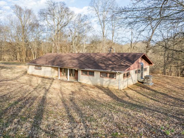 301 Sanford Ln, Lawrenceburg, TN 38464 | MLS #3133 | Compass