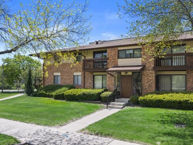 301 Park Hill Dr Unit A, Pewaukee, WI 53072
