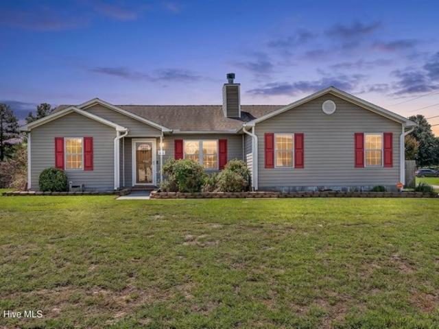 301 Parkton Dr, Richlands, NC 28574
