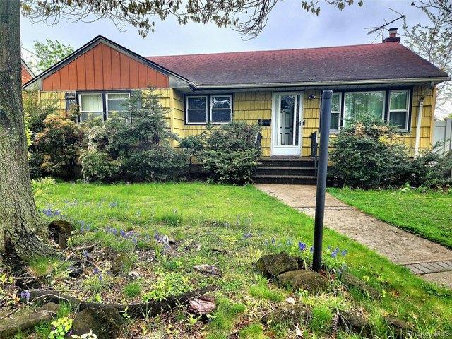 301 Pennsylvania Ave, Roosevelt, NY 11575