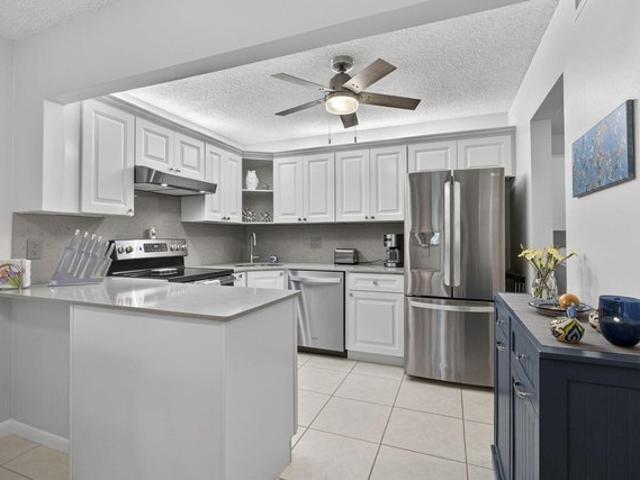 301 Pine Ridge Cir Unit B2, Greenacres, FL 33463
