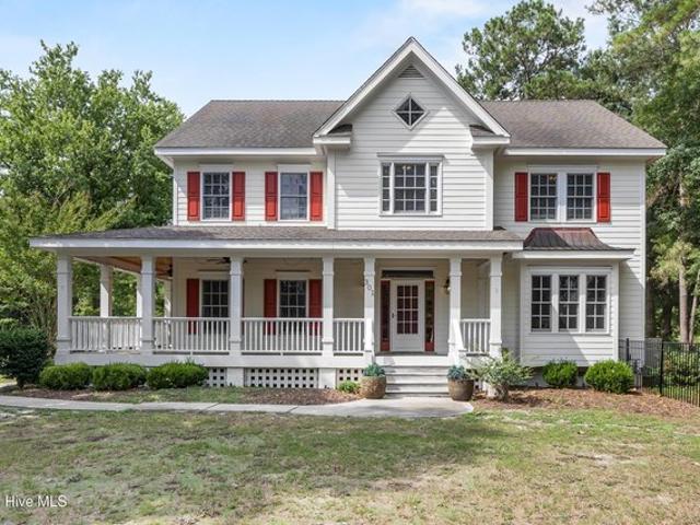 301 Red Fox Run Dr, Wallace, NC 28466
