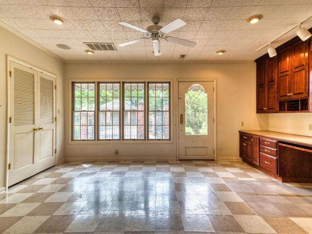 301 W 6th Street