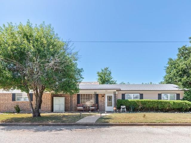 301 W 7th St, Brady, TX 76825