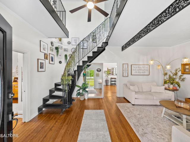 301 W Commercial Ave