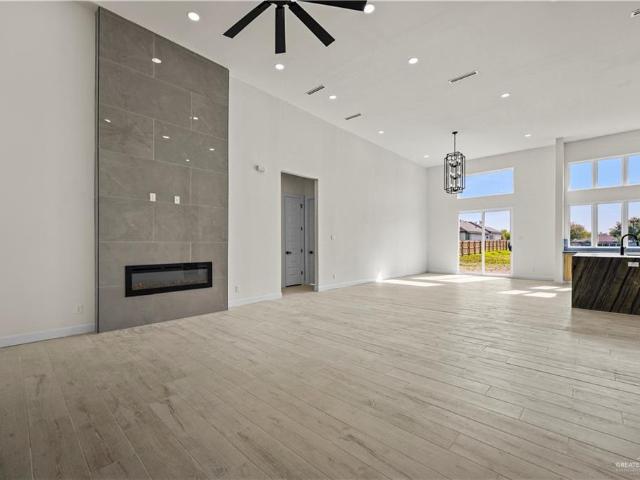 3024 N Adler